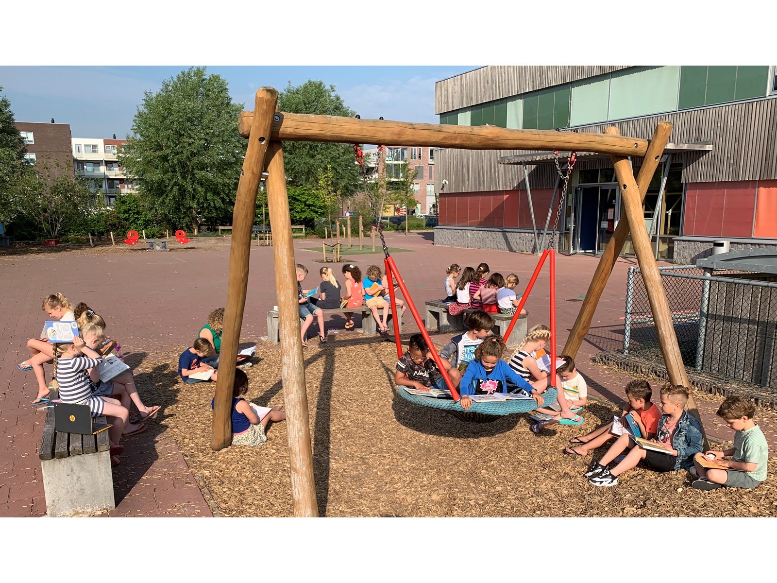 Groep 3 leest buiten - Roald Dahl school